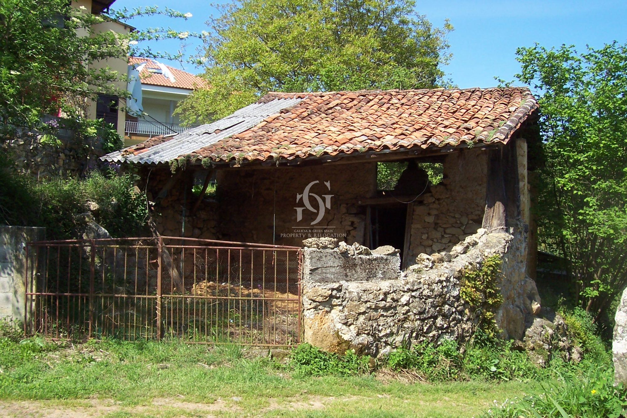 Pequeña Casa Antigua de Riedra para Restaurar en Cardes, Asturias ...